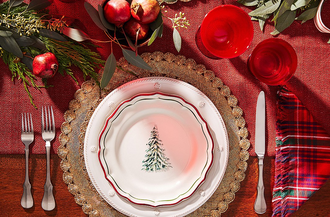 4 Festive Ways to Dress Your Holiday Table